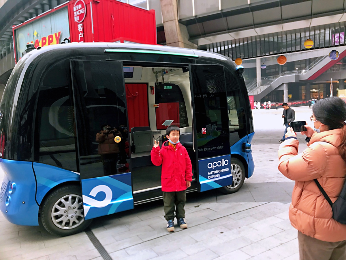 Autonomous buses hit road in Chongqing