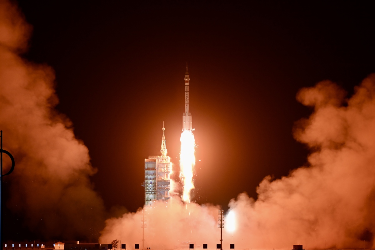 Shenzhou XV crew set out for Tiangong space station